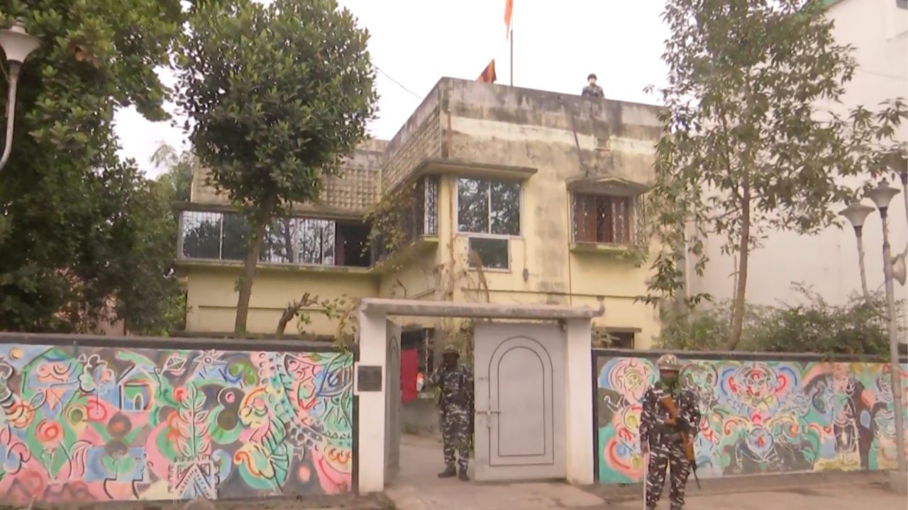 ED Raid: দুর্নীতির অভিযোগে চাকরি গিয়েছিল, এবার সেই রথীন দে-র বাড়ি ঘিরল ED - Bengali News | ED ...