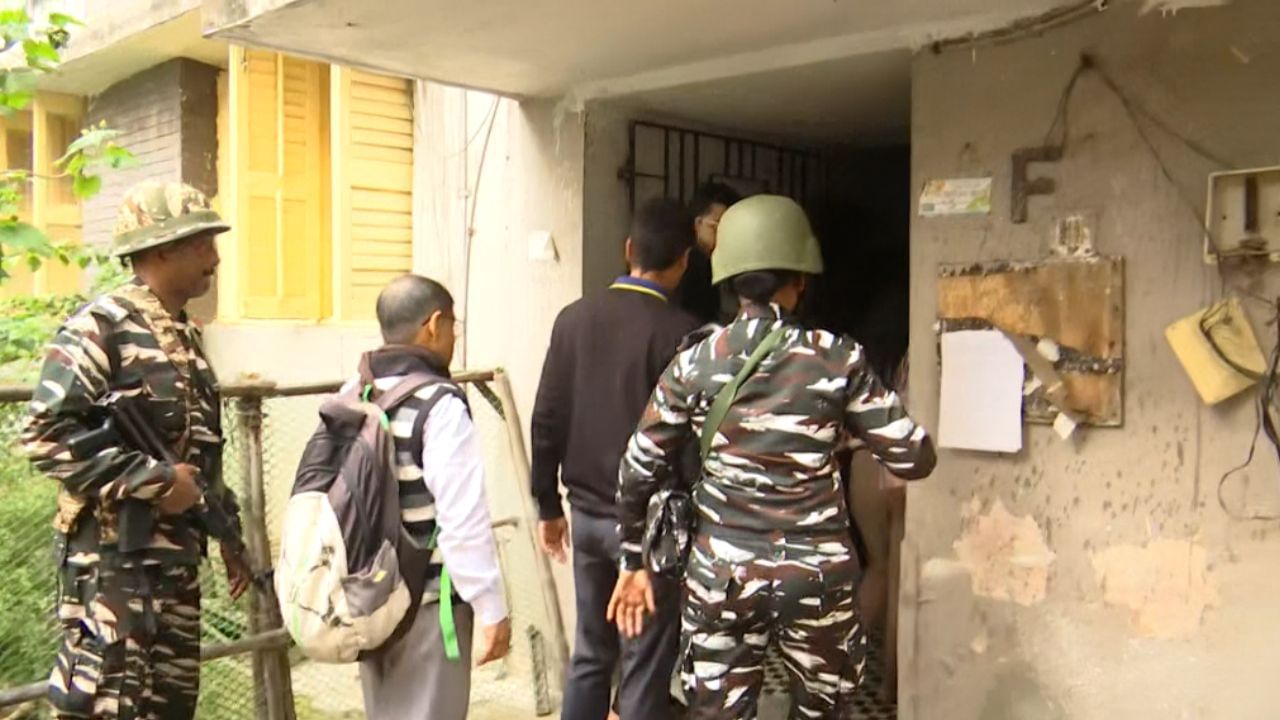 100 Days Work Scam: সল্টলেক সেক্টর-১-এ ইডি, ধনিয়াখালির প্রাক্তন BDO-র ফ্ল্যাটে গোয়েন্দারা ...