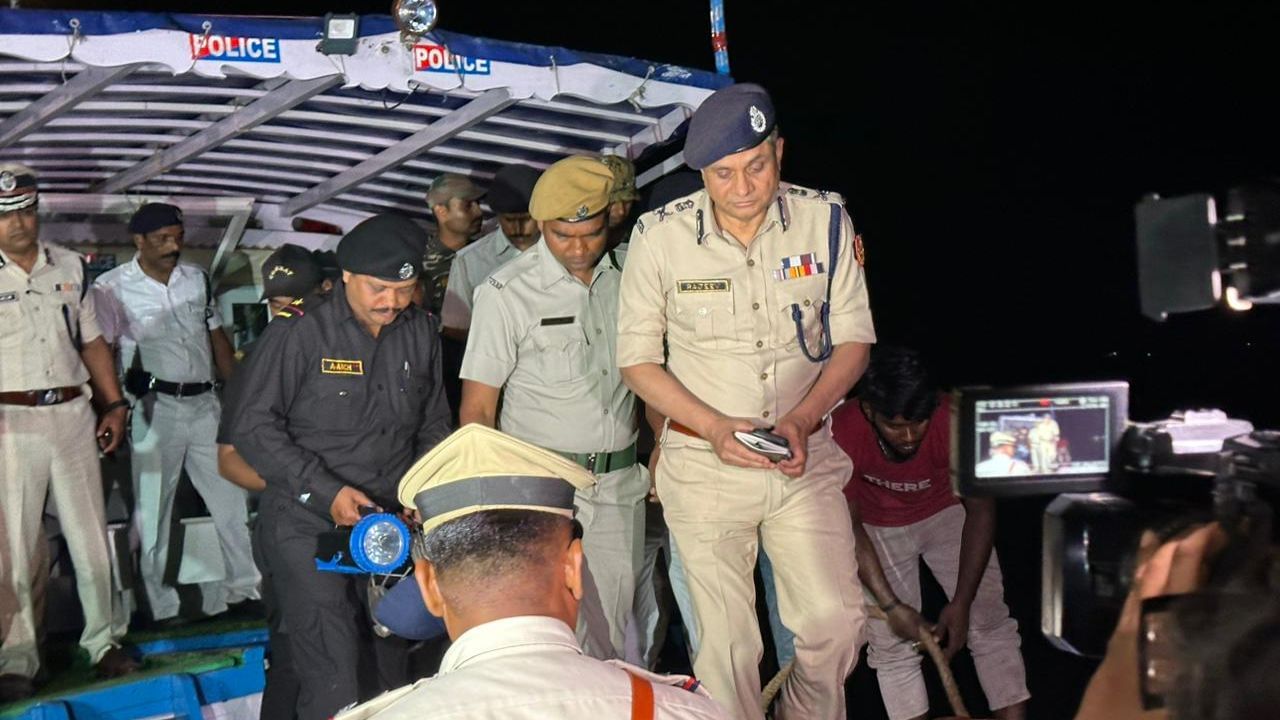 Sandeshkhali: দুপুর থেকে অ্যাকশন মোডে ডিজিপি, সন্দেশখালিতেই রাত্রিবাস রাজীব কুমারের - Bengali ...