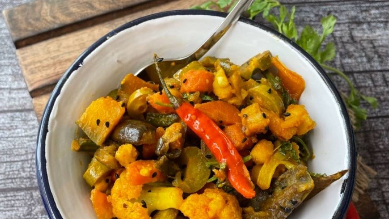 Bengali Panch Mishali Tarkari: খিচুড়ির পাশাপাশি সরস্বতীর ভোগপ্রসাদে ...