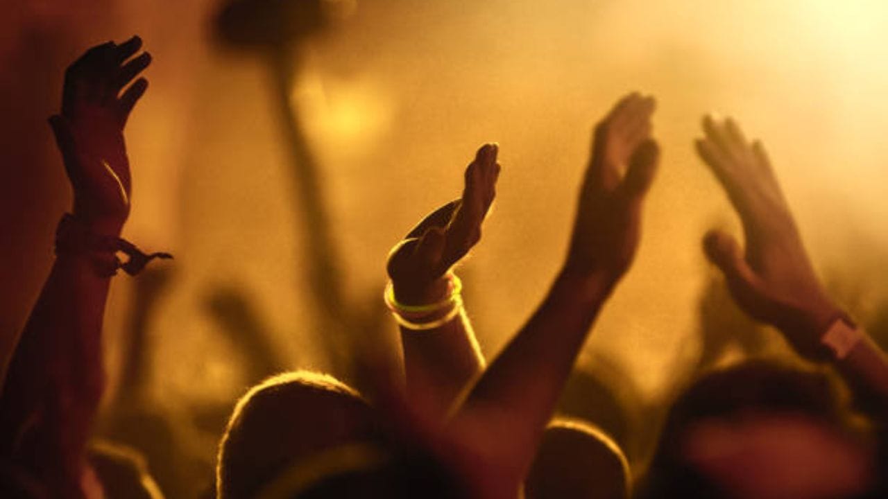 Clapping In Bhajan: নামকীর্তনের সময় কেন হাততালি দেওয়া হয়? রয়েছে ...