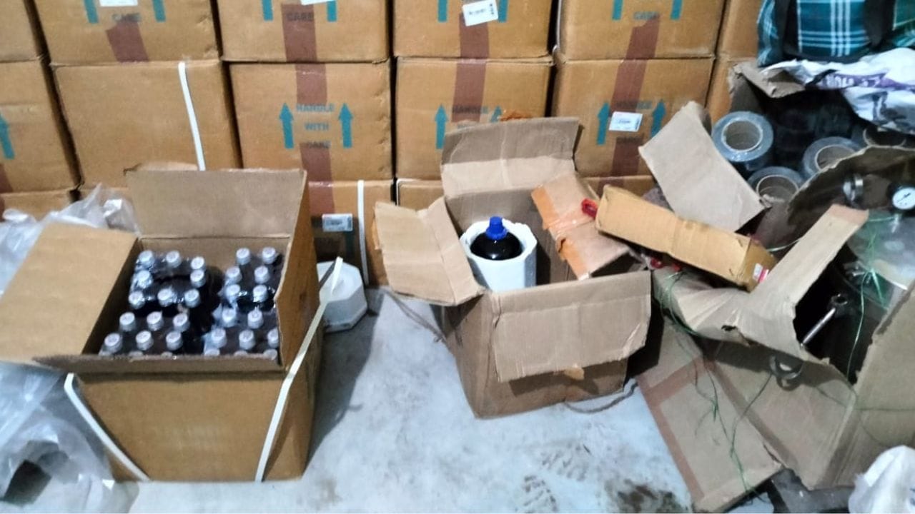 Fake Cough Syrup: পরিচিত ব্র্যান্ডের লেবেল মেরেই চলছিল কারবার, হুগলি ...