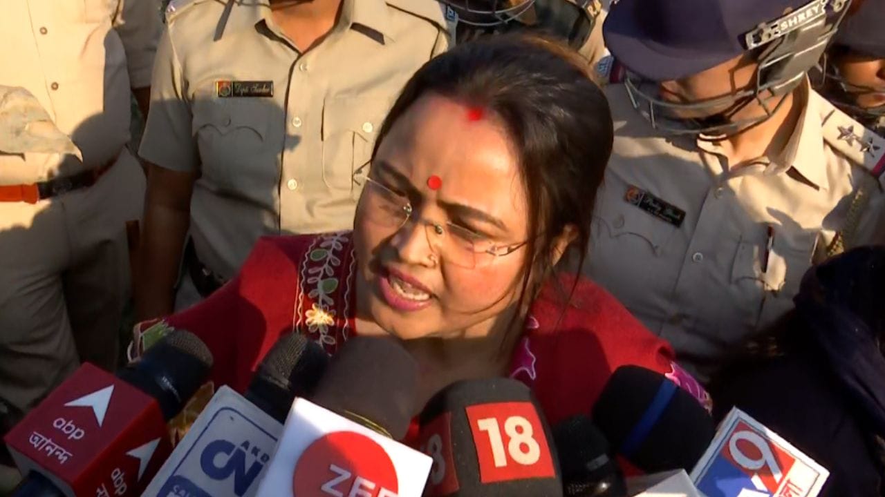 Sandeshkhali: মৌসুমি-টুম্পাদের সন্দেশখালিতে বাধা, পথে বসে পড়লেন কামদুনির প্রতিবাদীরা - Bengali ...