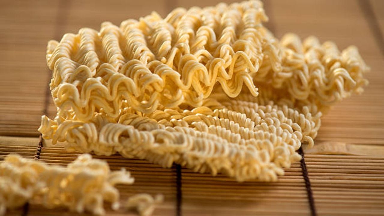 Crispy fried noodles: সেদ্ধ ছাড়াই ফুটন্ত তেলে সরাসরি ঢেলে দিন ন্যুডলস ...