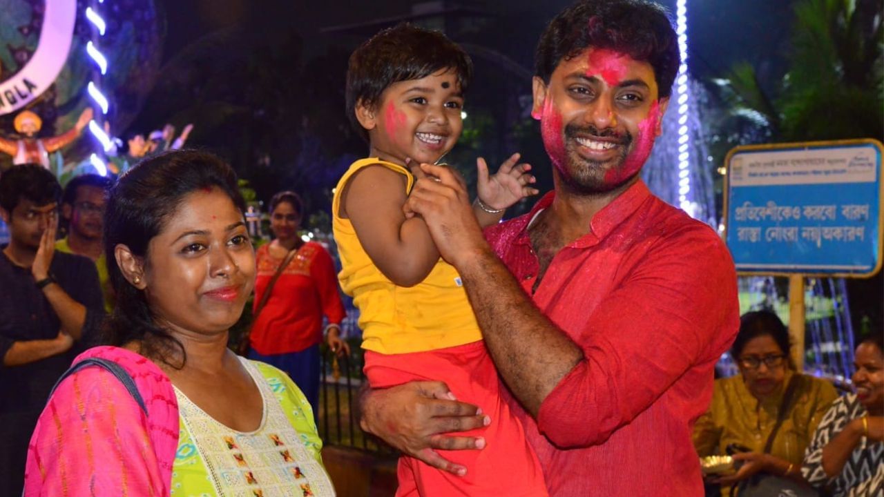 Holi 2024: কেউ ঘনিষ্ঠ, কেউ বা শিষ্ট- বৈশাখী, শ্রাবন্তী, সৃজন, দীপ্সিতাদের রঙিন দৃশ্য - Bengali ...