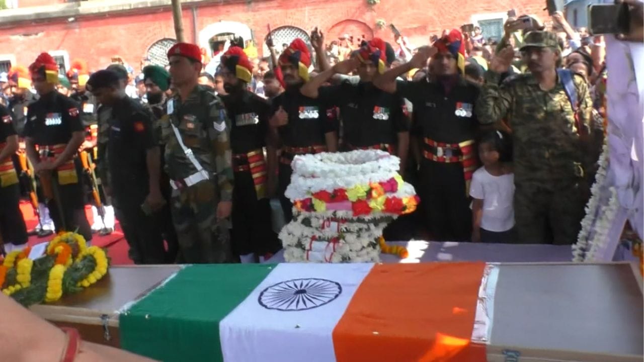 Kanchrapara: লাদাখে শহিদ কাঁচরাপাড়ার জওয়ান, চোখের জলে গার্ড অব অনারে ...