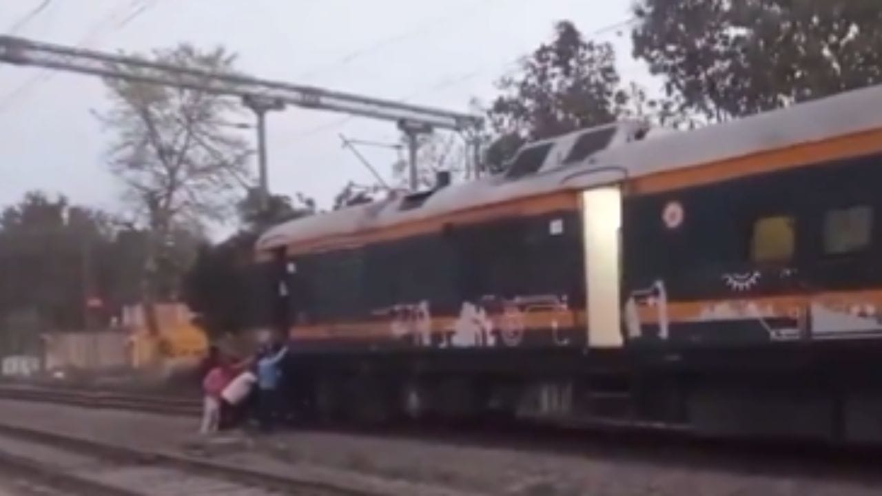 VIDEO: কী হল ভারতীয় রেলের? মানুষকে কেন ঠেলে নিয়ে যেতে হচ্ছে আস্ত একটা ট্রেন! - Bengali News ...