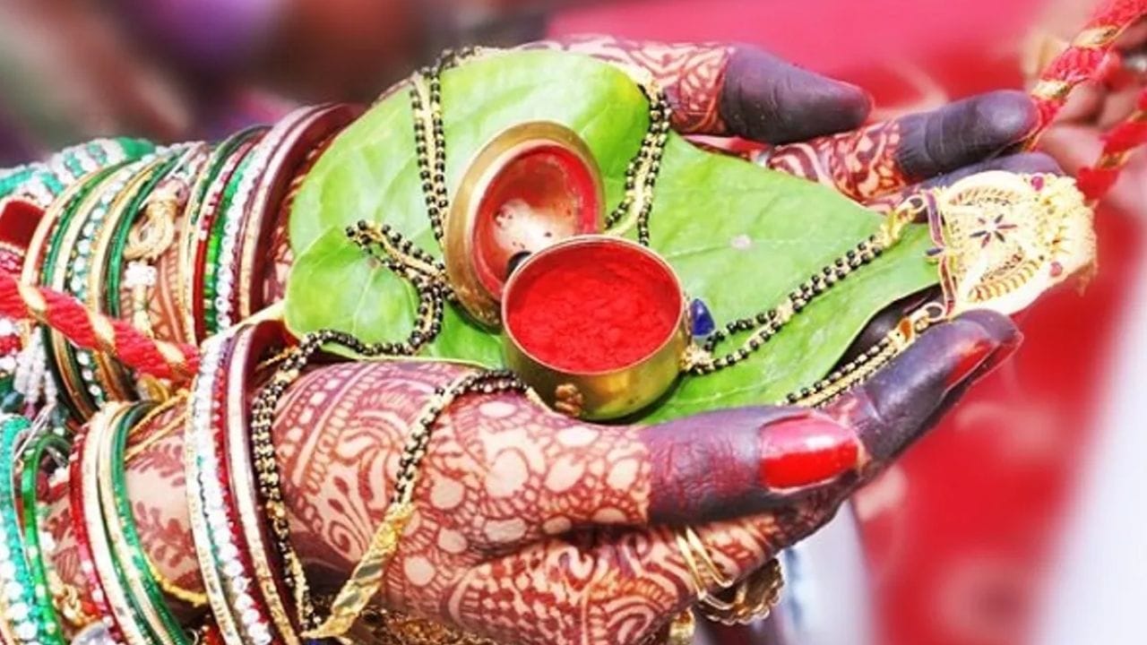 Wearing Sindoor: বিবাহিত অথচ কপালে সিঁদুর নেই! 'স্বামীর প্রতি নিষ্ঠুরতা ...