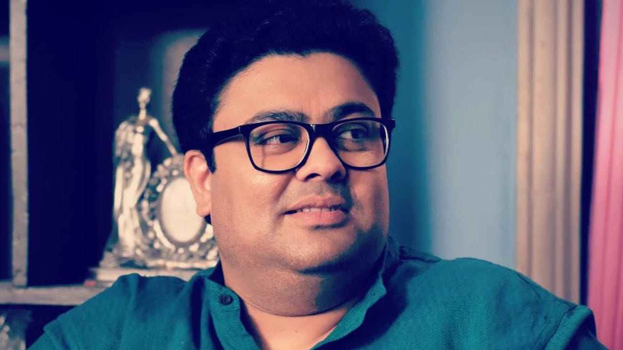 এক হাঁটুর বয়সি নারীর সঙ্গে জমিয়ে 'প্রেম' করছেন অম্বরীশ ভট্টাচার্য! চেনেন সেই 'প্রেমিকা'কে ...