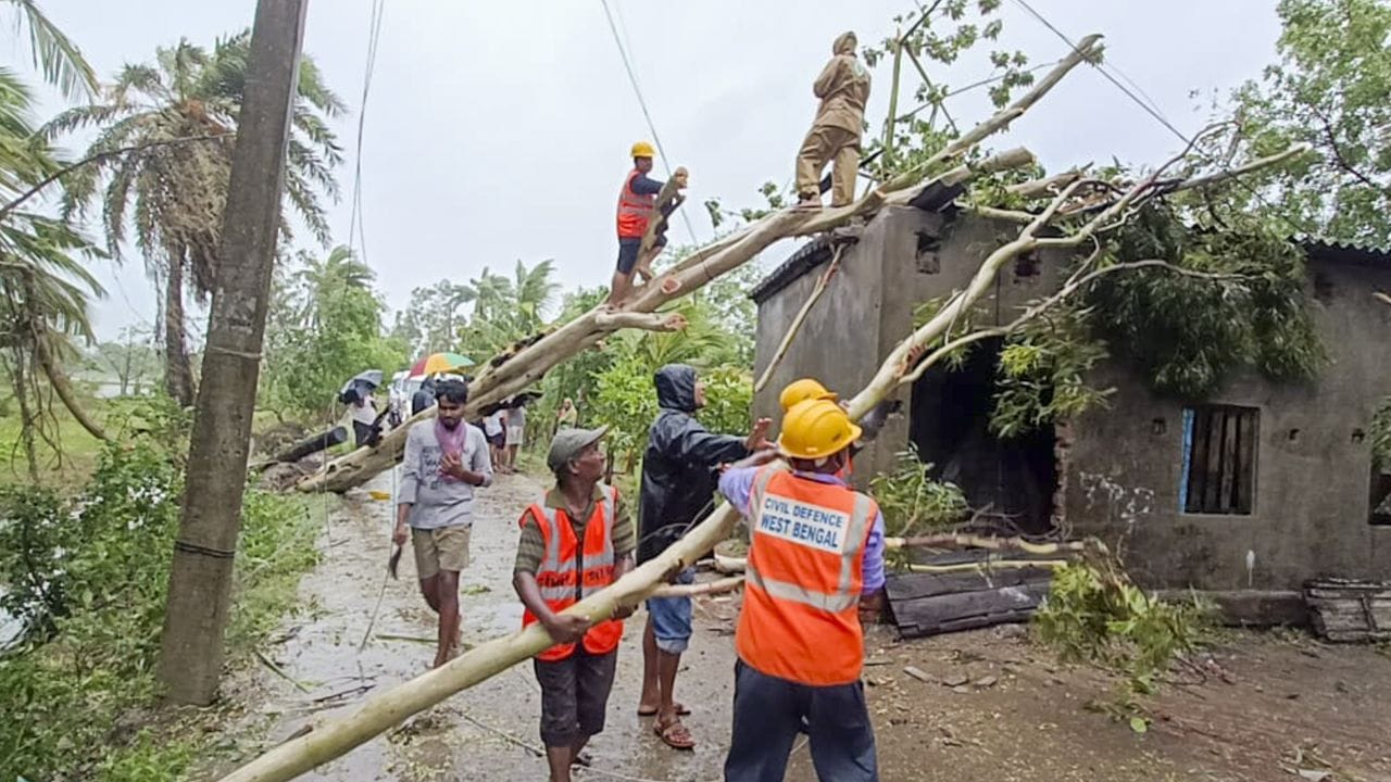 Cyclone Remal Update: ৩৮০ কিলোমিটার জুড়ে শুধু বিদ্যুতের তারই ছিঁড়ে ...