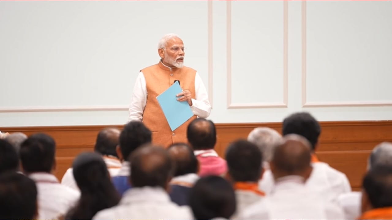 Modi tea party: মোদীর চা-চক্রে দেখা নেই স্মৃতি-অনুরাগের, আসলেন সম্ভাব্য ...