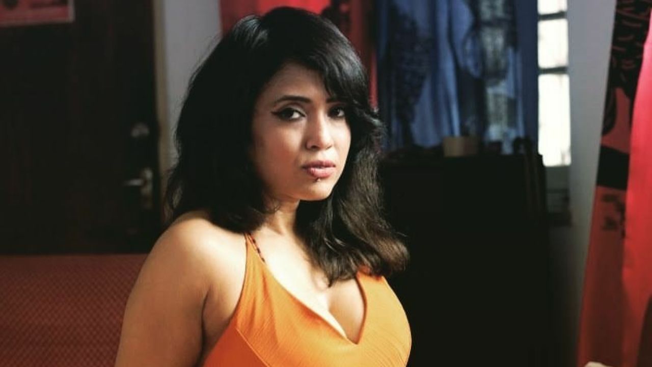 মমতা বন্দ্যোপাধ্যায়কে নকল করেন ঋতুপর্ণা ওরফে ঋ, বুকে ব্যথা তারপর থেকেই? - Bengali News | This ...