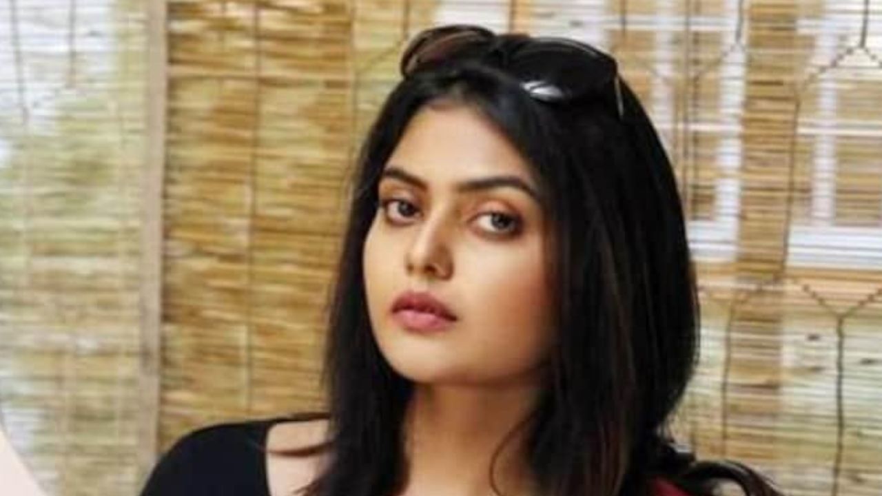 কালীমূর্তি মাটিতে ছুড়ে ফেলে ১০০ টুকরো! কেন ঈশ্বরে বিশ্বাস টলে সায়নীর ...