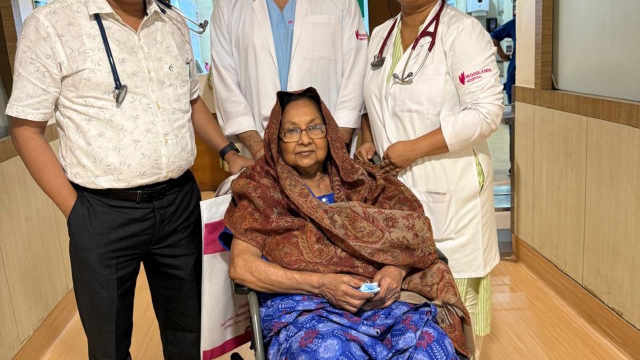 হাসপাতাল থেকে বাড়ি ফিরলেন সন্ধ্যায়, মুখে তাঁর চওড়া হাসি - Bengali ...