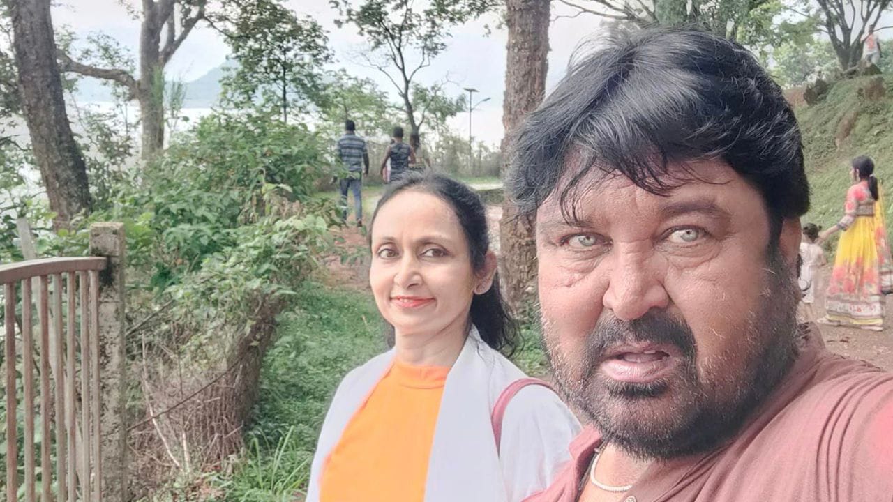 নীলচে চোখের ভয়ানক ভিলেন সুমিতের কীভাবে ভাব-ভালবাসা হয় স্ত্রীর সঙ্গে ...