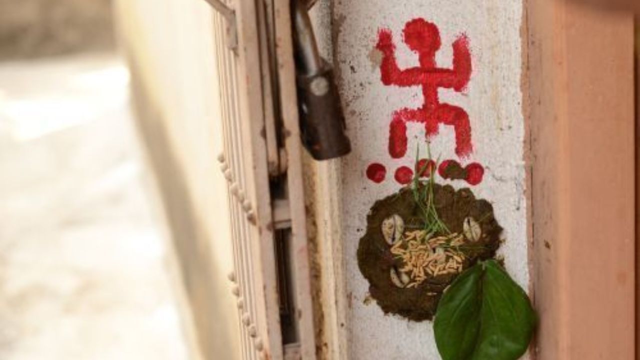 Swastik Making: পুজোর সময় স্বস্তিক চিহ্ন ঠিক করে টানছেন তো? রয়েছে ...