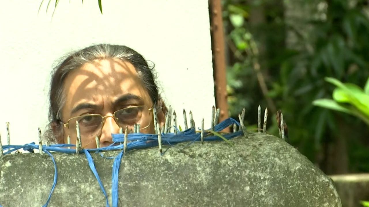 Bansdroni: সোনা-টাকা লুঠের পর মোবাইল-ল্যাপটপ ঝুলিতে পুরতে ভুলে গেছিল চোর, ৭ দিন পর নীলাঞ্জনার ...