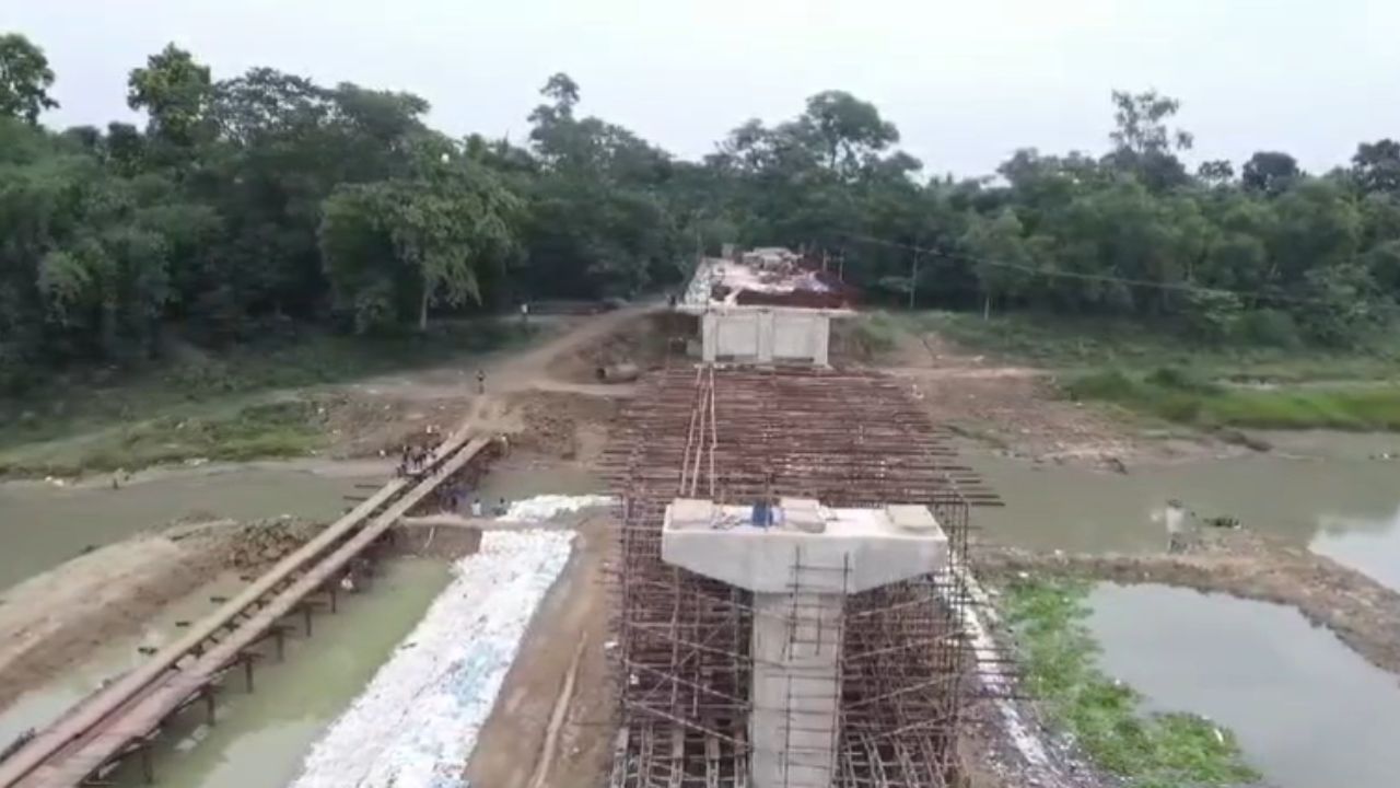 Ghatal: নদীর ওপর ব্রিজের সংযোগকারী রাস্তার জমি নিয়ে জটিলতা ...