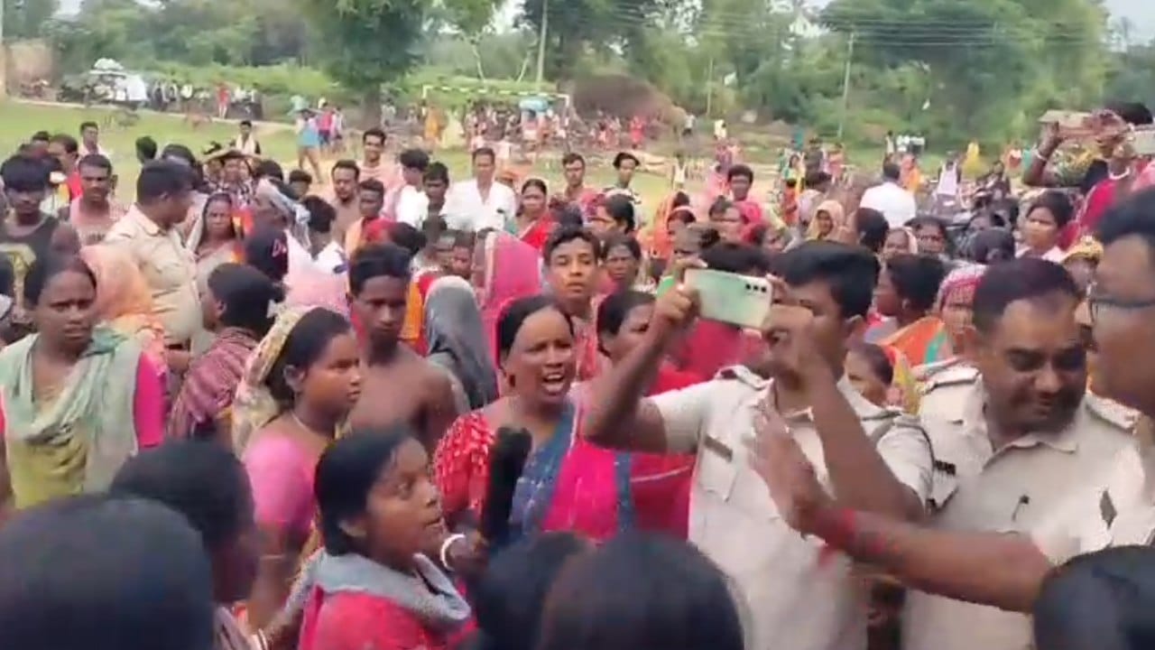 Purba Bardhaman: ছাত্রীর সঙ্গে ‘নোংরামি’ শিক্ষকের, ‘ও যেন আর চাকরি না পায়’, পুলিশ দেখেই ক্ষোভে ...