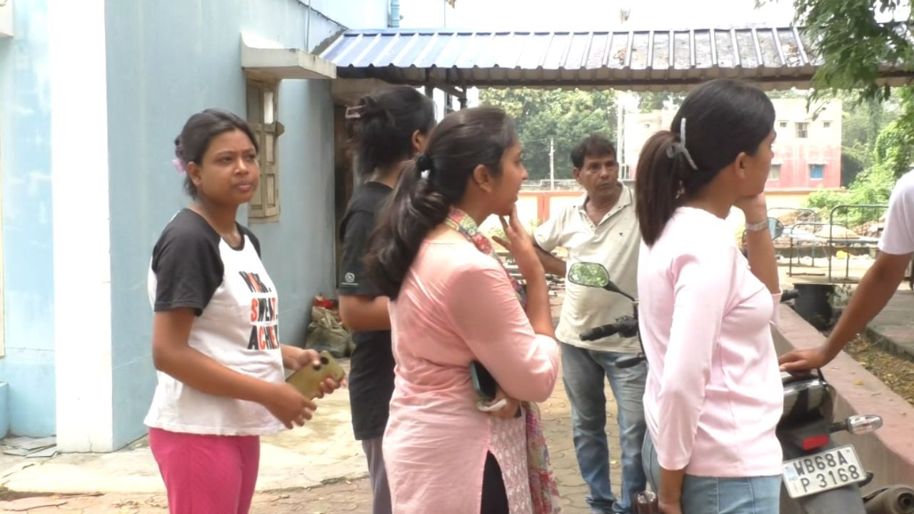 Bankura: আর জি কর-কাণ্ডের মাঝেই পাঁচিল টপকে মেডিক্যাল কলেজের লেডিজ় হস্টেলে ঢুকে পড়ল কেউ! উঠছে ...