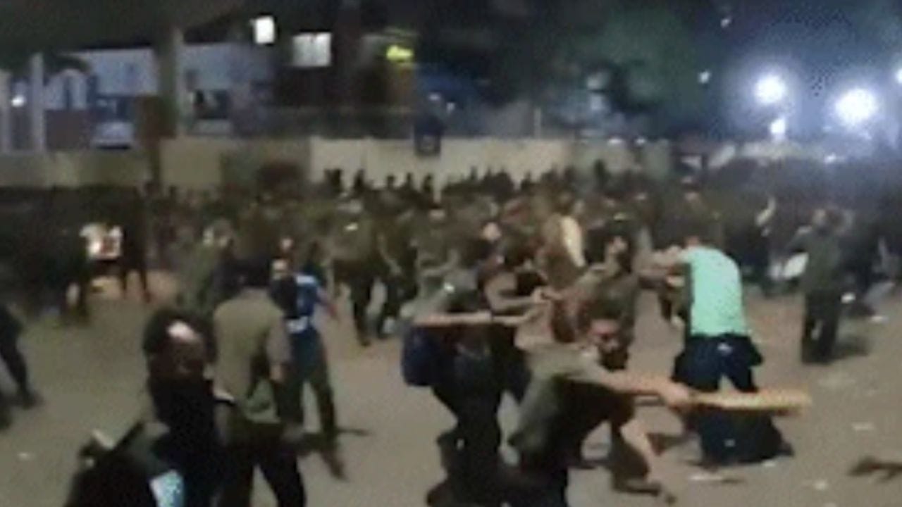 Bangladesh Clash: উড়ে আসছে শুধু ইট-পাটকেল! আনসার বাহিনী-ছাত্রদের মধ্যে ...