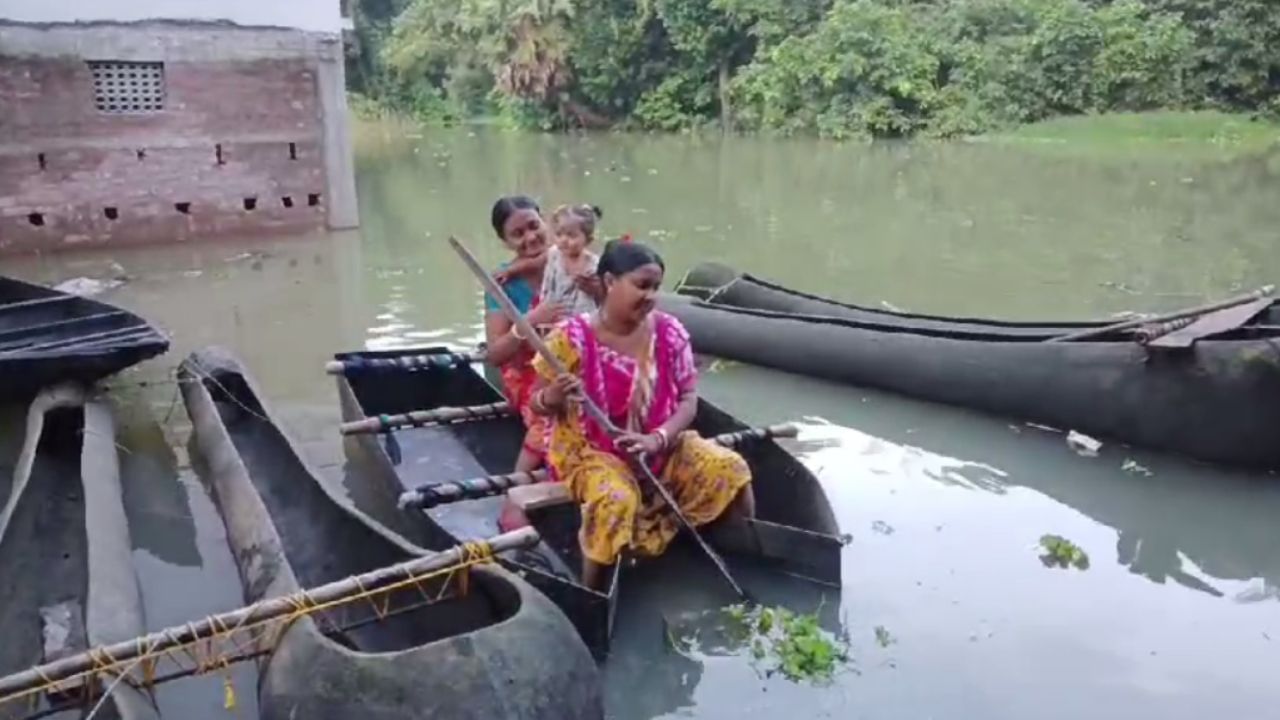 দেবের এলাকায় নৌকা চালিয়ে যাতায়াত করছেন লোকজন! - Bengali News | Due ...