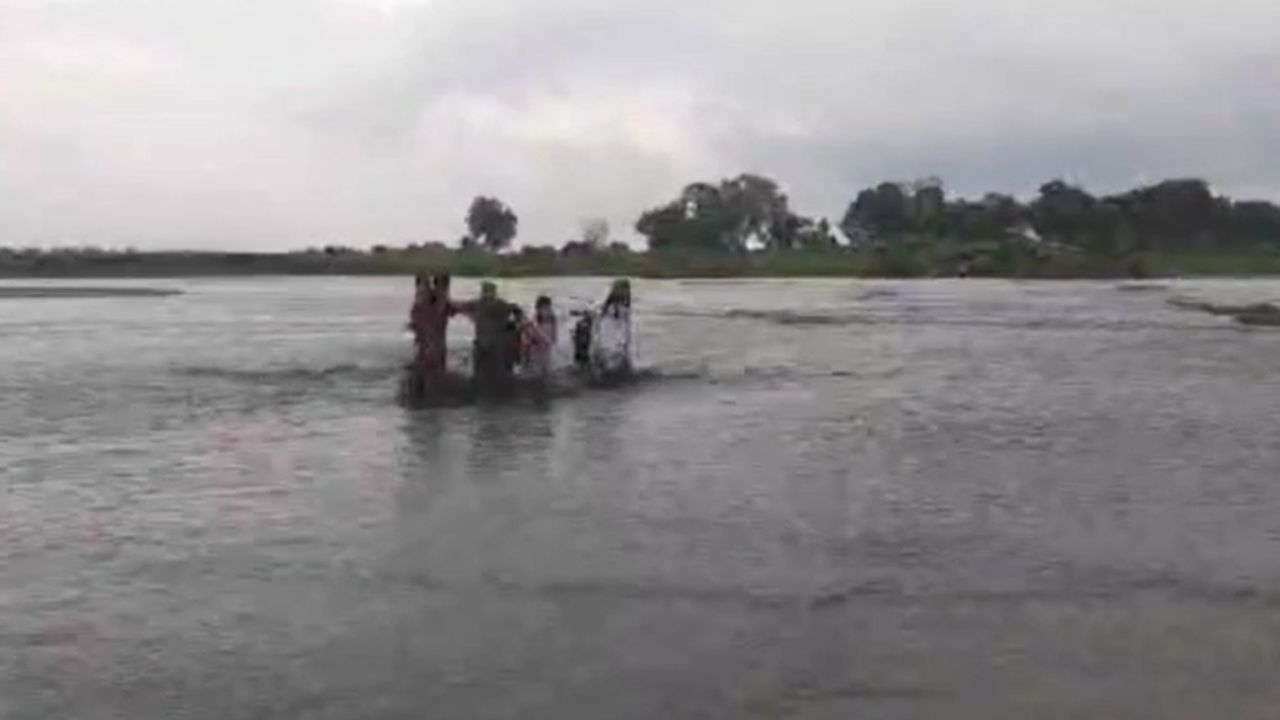 Harpa Ban: আচমকা হড়পা বান, নদীতে ছিটকে পড়ল একজন, ৫ পড়ুয়া যা করল ...