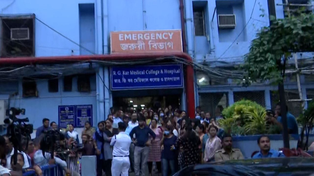 R G Kar: এখনও দেহ নামাতে পারেনি পুলিশ, মহিলা চিকিৎসকের রহস্যমৃত্যুতে ...