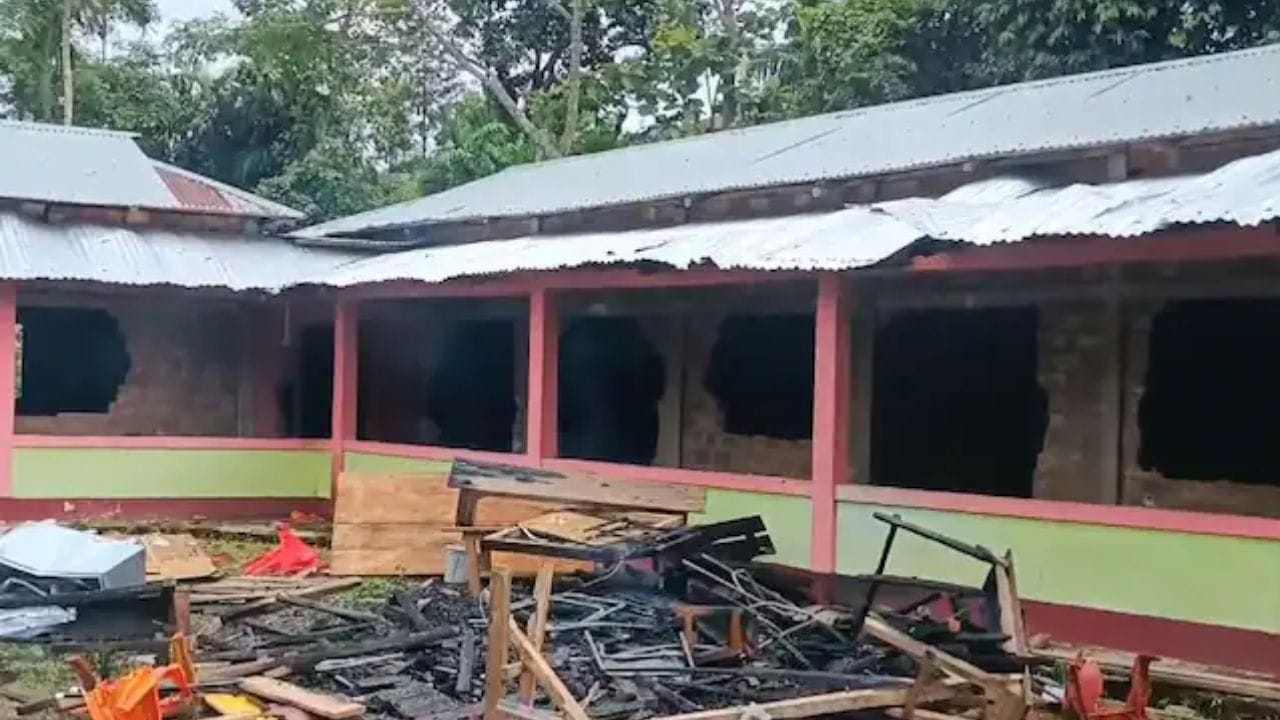 ক্লাসে চলত পর্ন ফিল্ম! সাদামাটা, নিপাট ভদ্রলোক শিক্ষকই কি না ছাত্রীদের ...