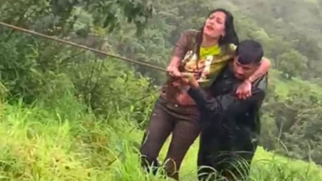 Woman falls into gorge: সেলফিতে মগ্ন, গভীর খাদে পড়ে গেলেন যুবতী ...