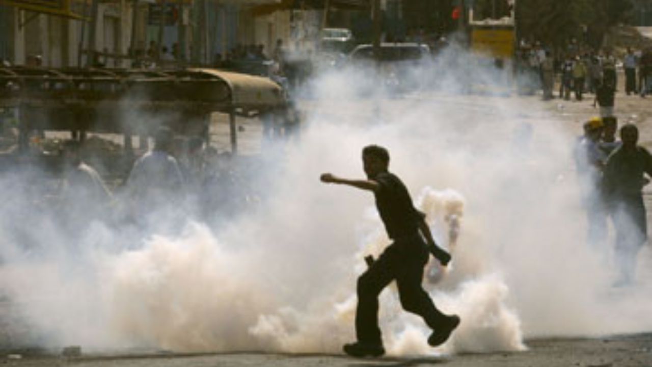 Tear Gas Effects: কাঁদানে গ্যাসে চোখ-মুখ জ্বলে পুড়ে যাচ্ছে? কী ভাবে বাঁচবেন? - Bengali News ...