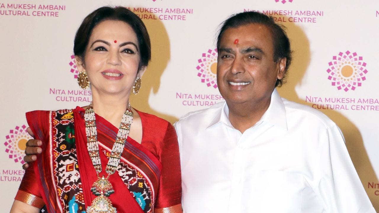 Mukesh Ambani: নীতা নন, নিজের ছায়াসঙ্গীকে ১৫০০০০০০০০০ টাকার উপহার ...