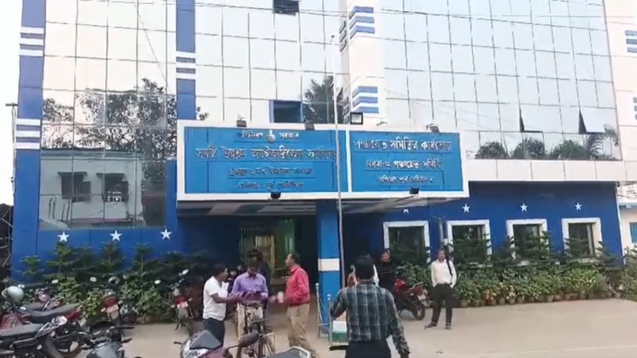 Purbo Medinipur: নির্বাচিত সদস্যদের পরিবারের লোককেই দেওয়া হচ্ছে ...