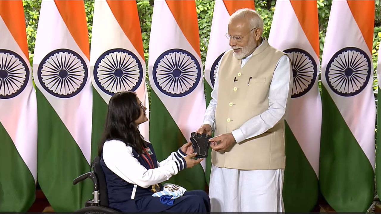 PM Narendra Modi meet Paralympians: প্রধানমন্ত্রীর বাসভবনে অবনী ...