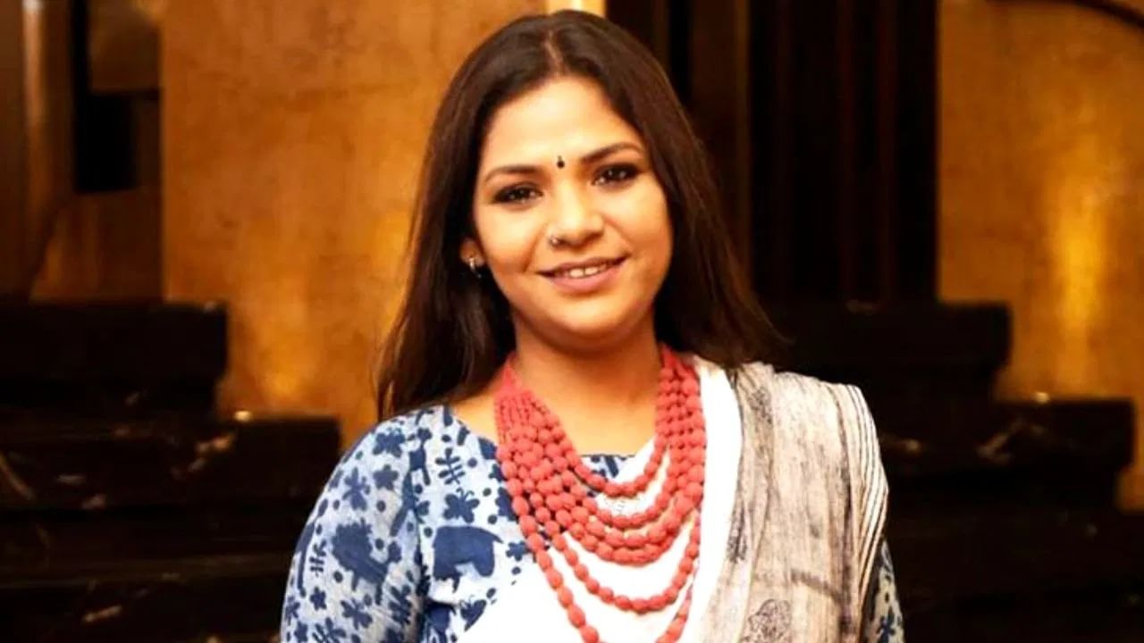 কালো পোশাক, মাথায় ফেট্টি বেঁধে প্রতিবাদে এবার সুদীপ্তার মেয়ে, মুহূর্তে ভাইরাল ভিডিয়ো ...