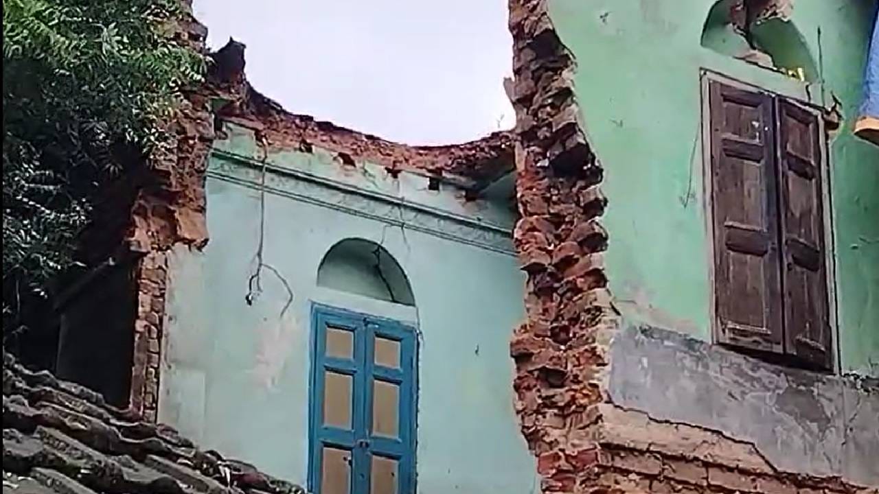 House Collapse: হুড়মুড়িয়ে ভেঙে পড়ল দোতলা বাড়ি, ঘুম উড়েছে ...