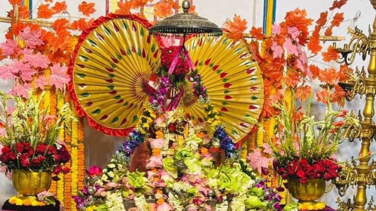 Kojagori Lakshmi Puja: কোজাগরীতে একক ভাবে পুজো পান শ্রীমতি রাধা, দূরে ...