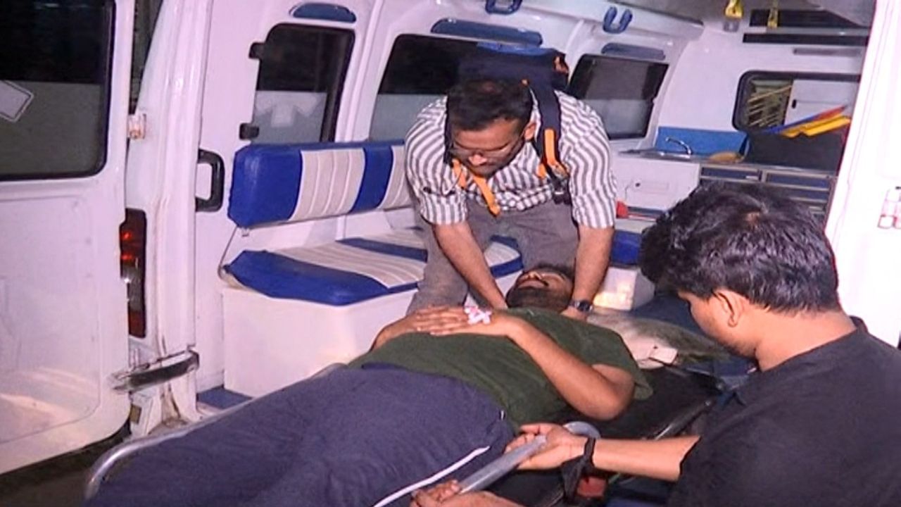 Junior doctor admitted to hospital: হাসপাতালে ভর্তি করতে হল অনশনকারী ...