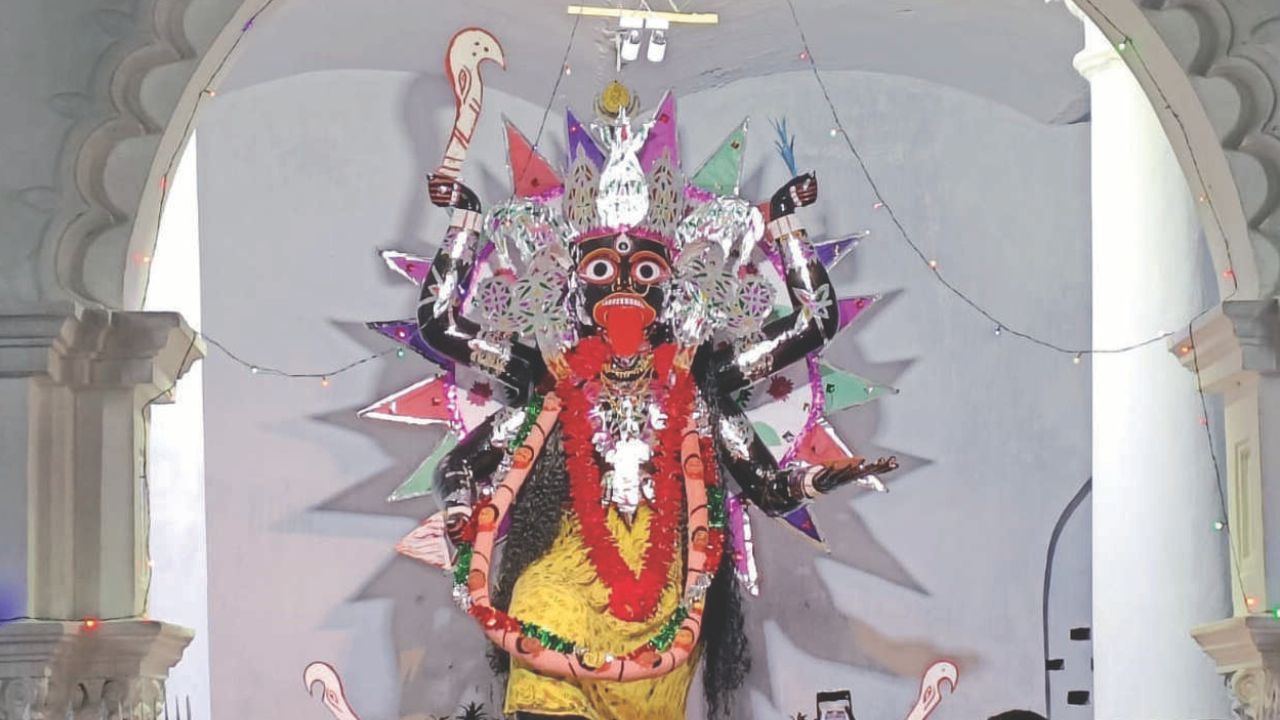Coochbehar Boro Tara Ma: গলায় থাকে মুণ্ডমালা, বড় তারা'র পুজোয় আজও ...
