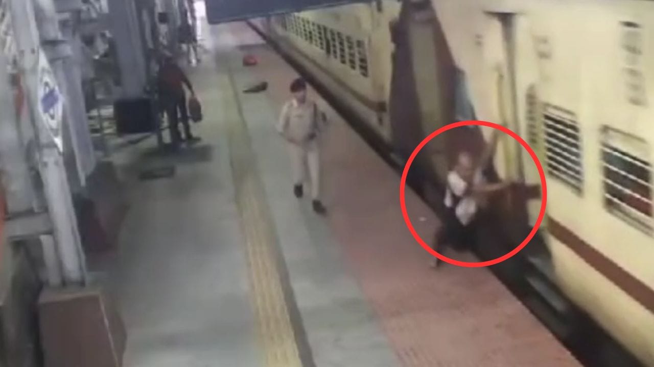 Train: ট্রেন-প্লাটফর্মের মাঝে আটকে যাত্রী, তারপর... CCTV-তে যা দেখা গেল ...