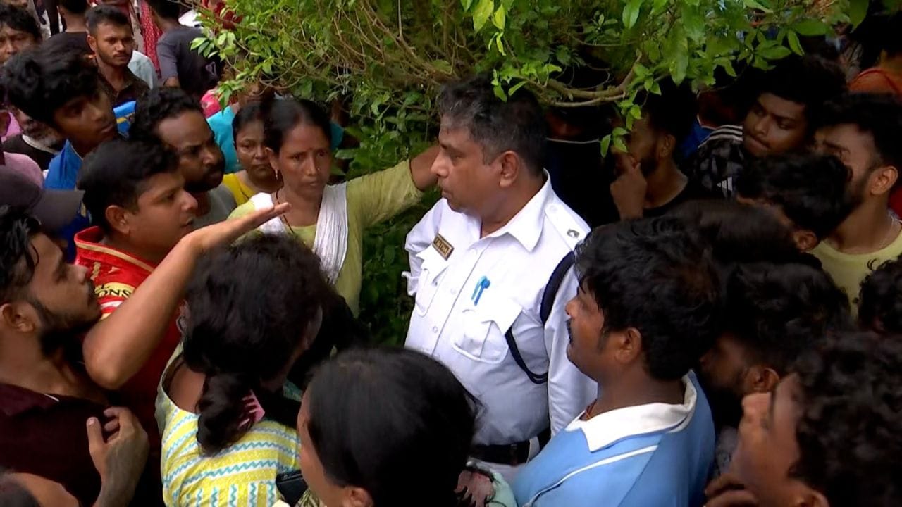 Bansdroni Accident: পাটুলি থানার ওসি-কে ঘিরে চরম বিক্ষোভ, ৬ ঘণ্টা পরও দেখা নেই কাউন্সিলরের ...