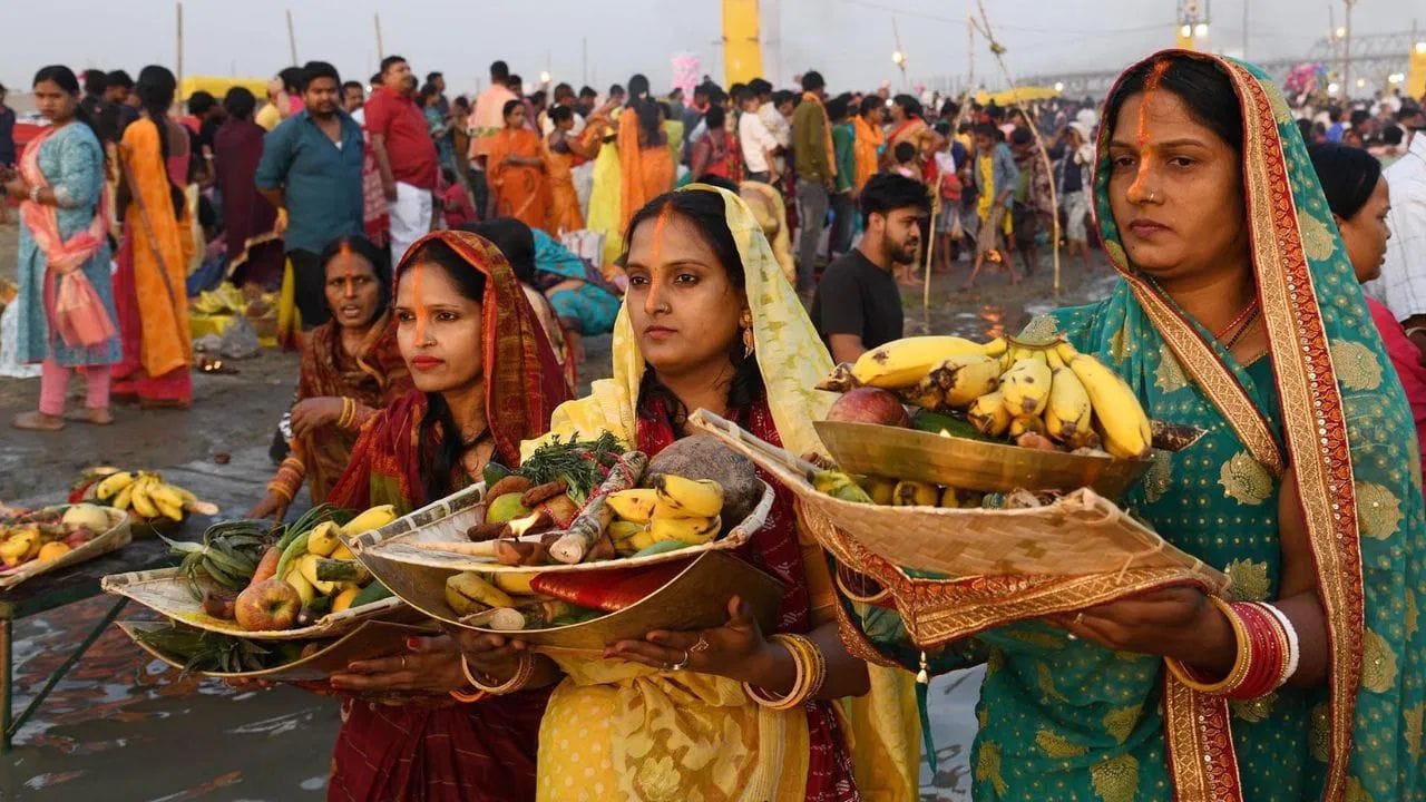 Chhat Puja 2024: কেন করা হয় ছট পুজো? ছঠি মাইয়া আসলে কে? | Know the ...