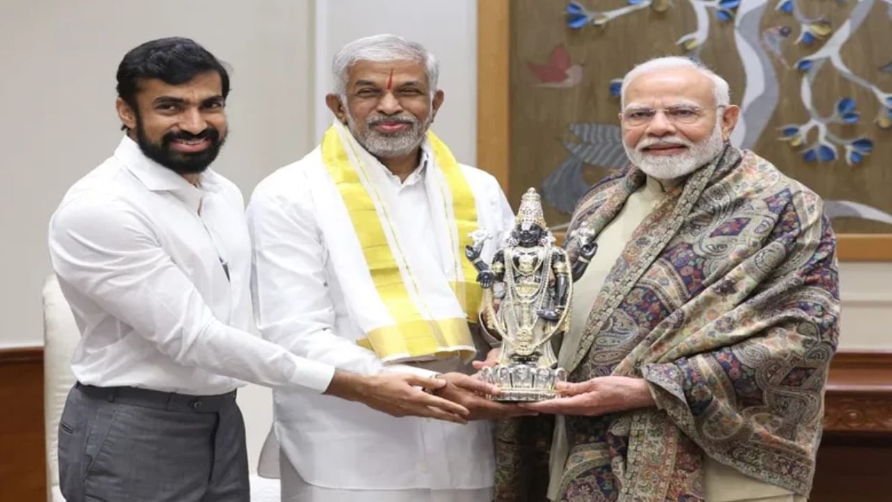 PM Modi: ছেলেকে সঙ্গে নিয়েই মোদীর সঙ্গে সাক্ষাৎ মাই হোম গ্রুপের চেয়ারম্যানের, দিলেন বড় উপহার ...