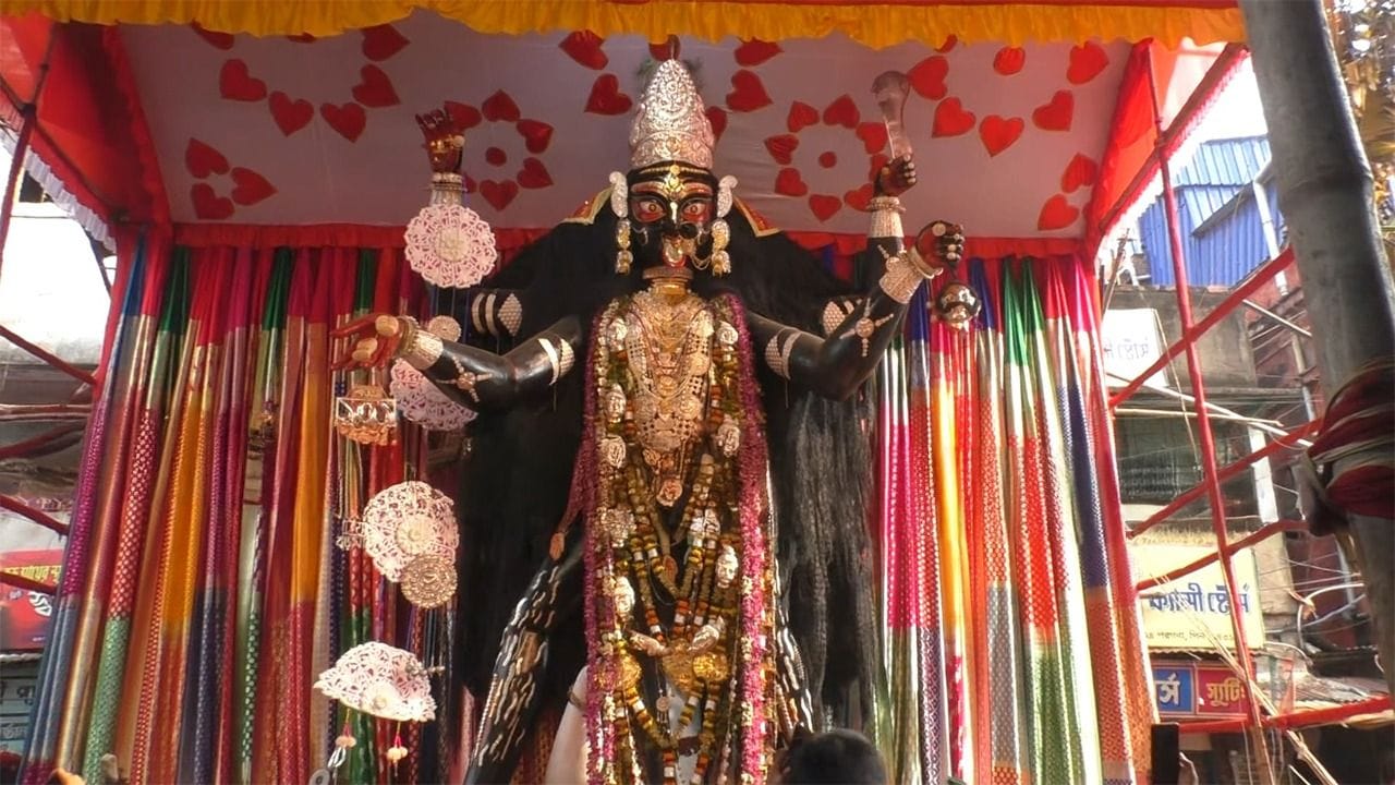 Naihati's Boroma: রাস্তায় নামল ১০০০ পুলিশ, নৈহাটির বড়মা-র পুজোয় হঠা ...