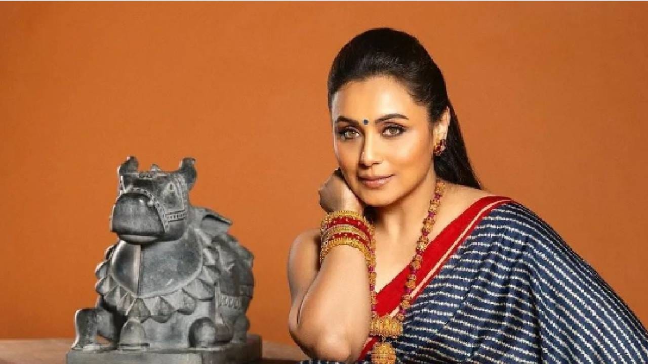 পিছন থেকে জড়িয়ে ধরলেন কাকা! পুজো মণ্ডপে অস্বস্তিতে রানি মুখোপাধ্যায়? - Bengali News | Is this ...