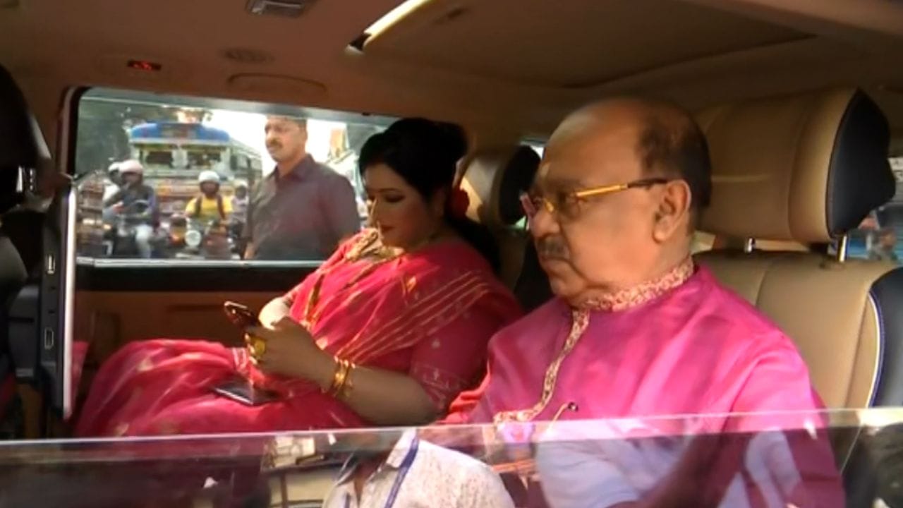 Sovan Chatterjee: ম্যাচিং ড্রেসে বৈশাখীকে সঙ্গে নিয়ে মমতার বাড়িতে ভাইফোঁটায় শোভন - Bengali ...