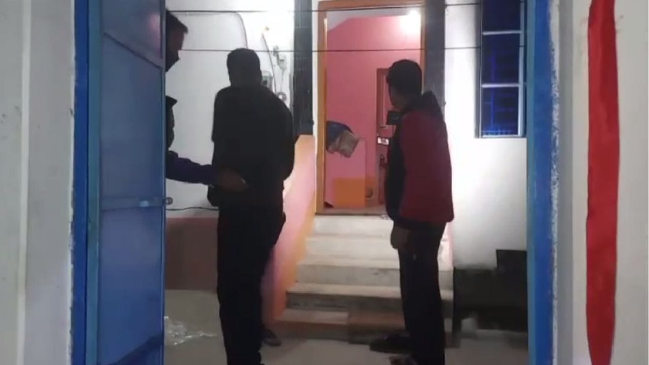 Bardhaman: গোটা ঘর অগোছালো, উদ্ধার দম্পতির দেহ - Bengali News | Bardhaman: One Old Woman And Man ...