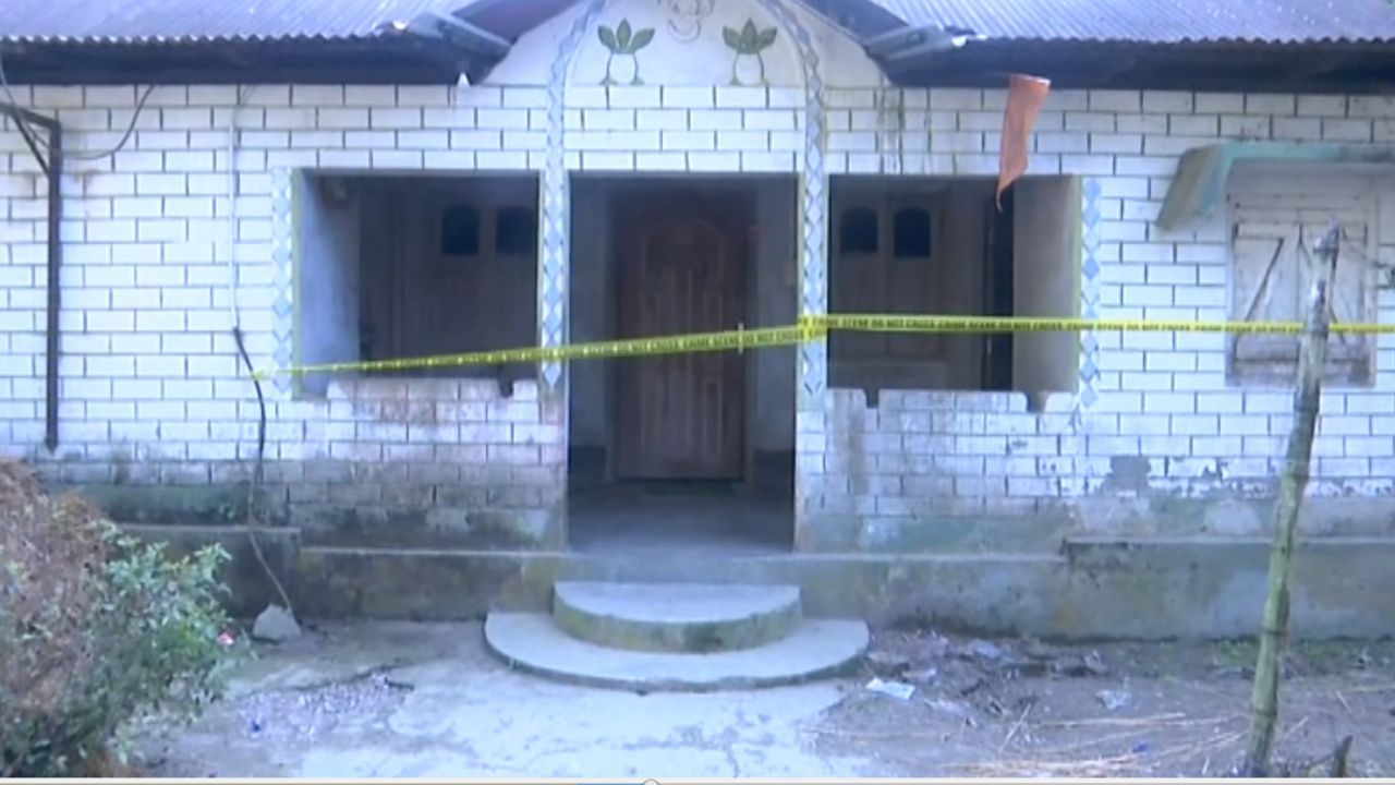 Cooch Behar: শোকেসে কম্বল জড়িয়ে ঢোকানো বাবার দেহ, সেপটিক ট্যাঙ্ক ...