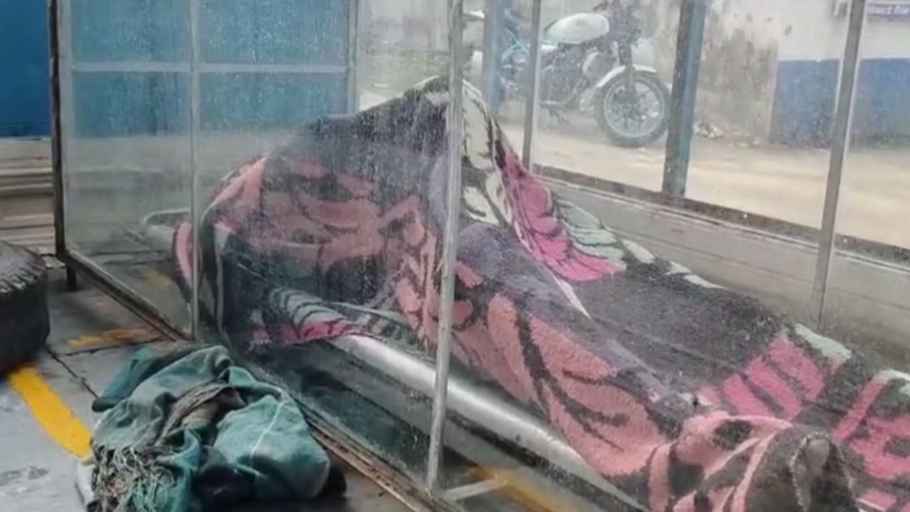 South Dinajpur: পুকুরের পাশ থেকে এক ব্যক্তির দেহ উদ্ধার, মৃত্যু ঘিরে রহস্য - Bengali News ...