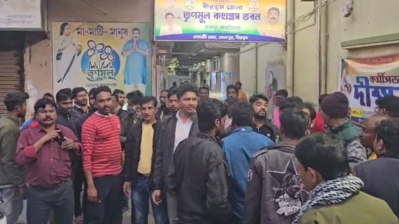 Birbhum TMC Chaos: আবার কি অশান্তি লেগে গেল বীরভূমে? তৃণমূল কর্মীদের ভয়ে ঘরছাড়া তৃণমূল ...